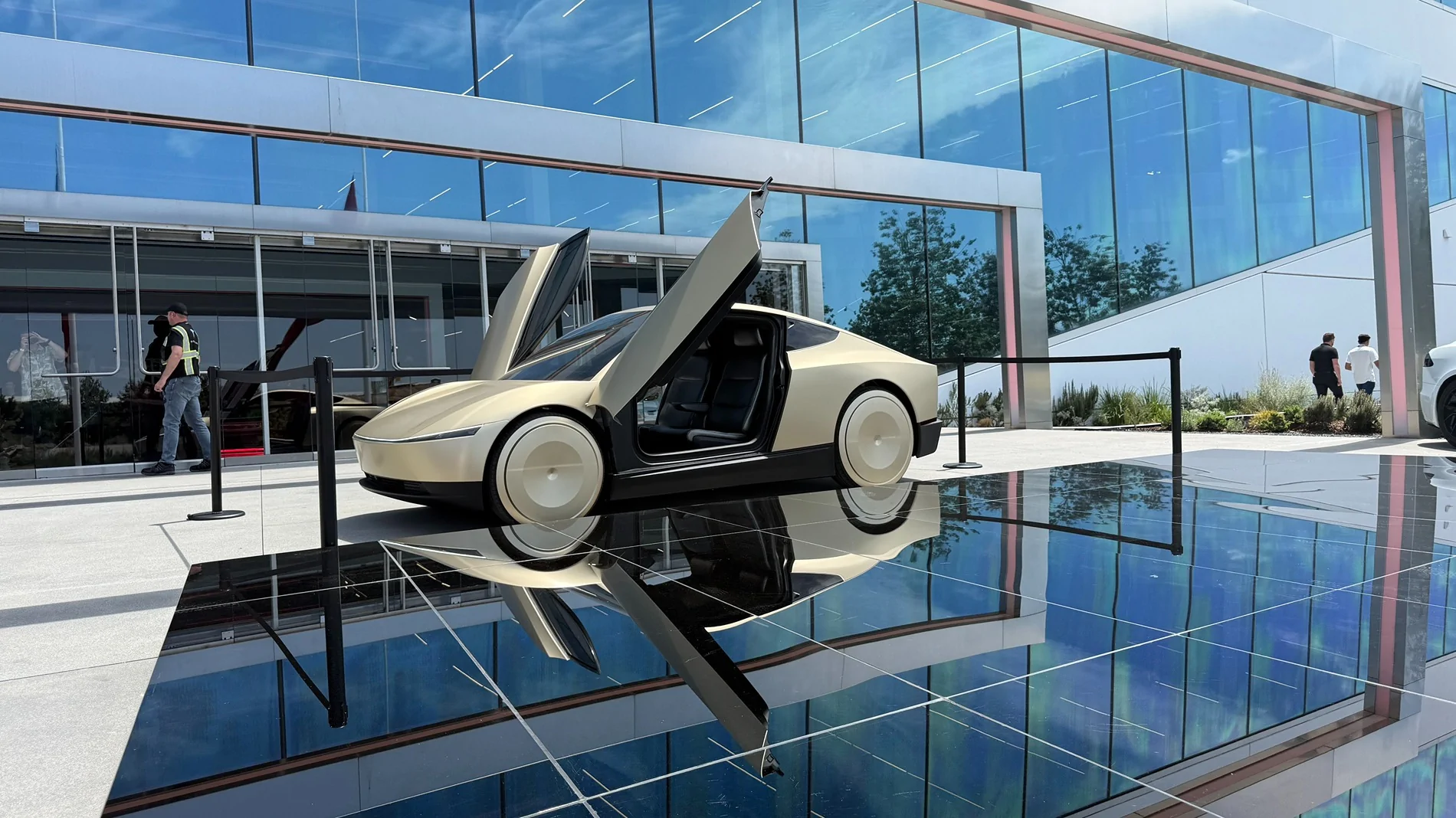 Cybercab with steering wheel & side mirrors! First sighting at Giga ...