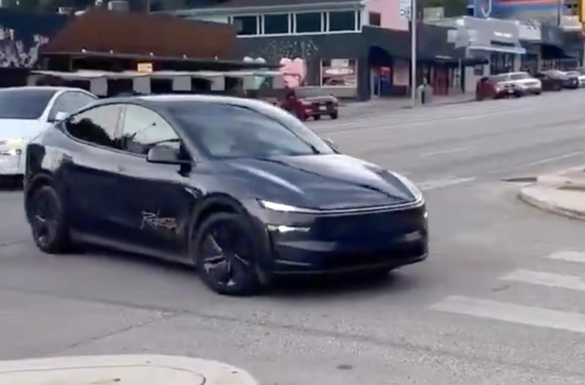 Breaking: First Tesla Robotaxi spotted autonomously driving in Austin ...